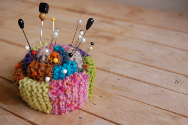 Free Pattern: Elda’s Knit Pin Cushion – Craft Leftovers